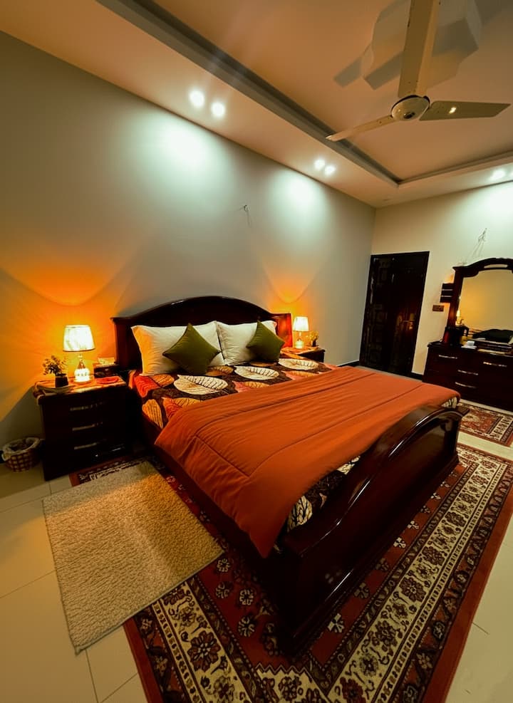 Spacious Penthouse Retreat + Private Rooftop - Karachi