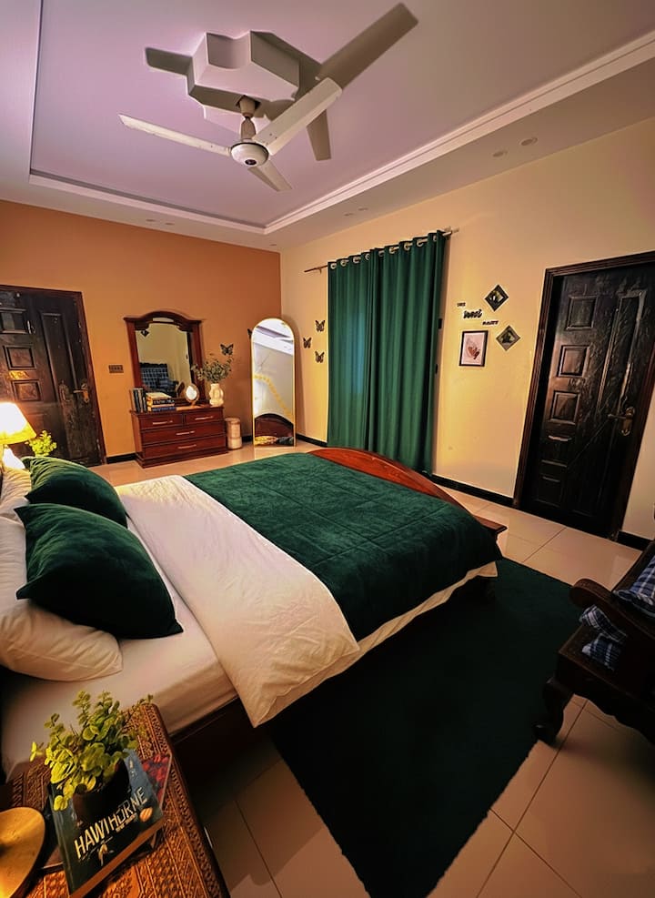 Spacious Penthouse Retreat + Private Rooftop - Karachi