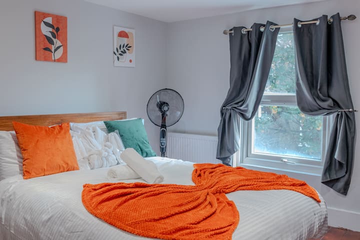 Rooftop/worktable/netflix/parking/promo/longstay - London