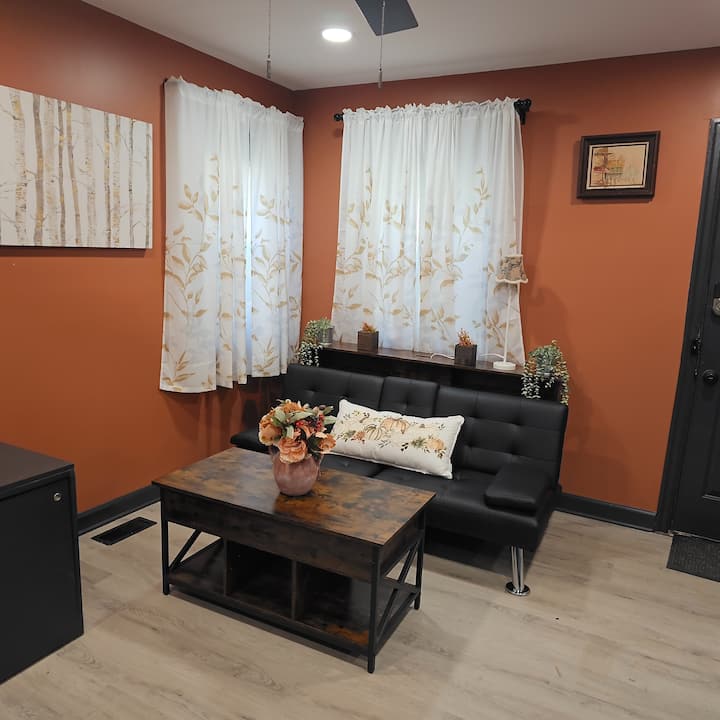 Cozy Haven ~Modern Cottage In Woods Close To Dunes - Valparaiso, IN