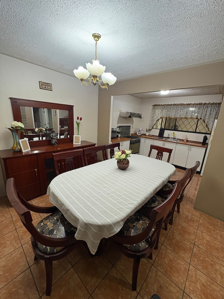 Muy Cómodo Alojamiento En La Ciudad De Cuenca - Cuenca