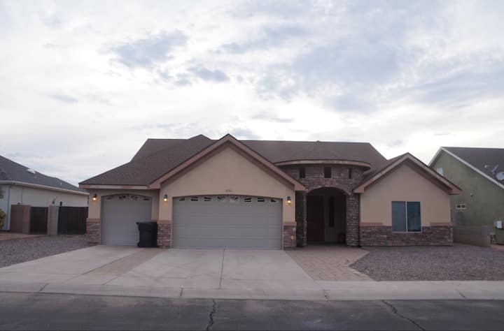 Great Location, Newer Spacious House, Sleeps Many - Safford, AZ