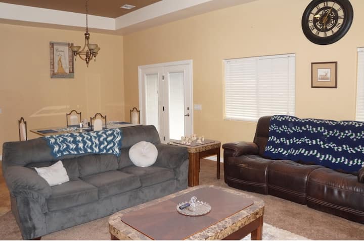Great Location, Newer Spacious House, Sleeps Many - Safford, AZ