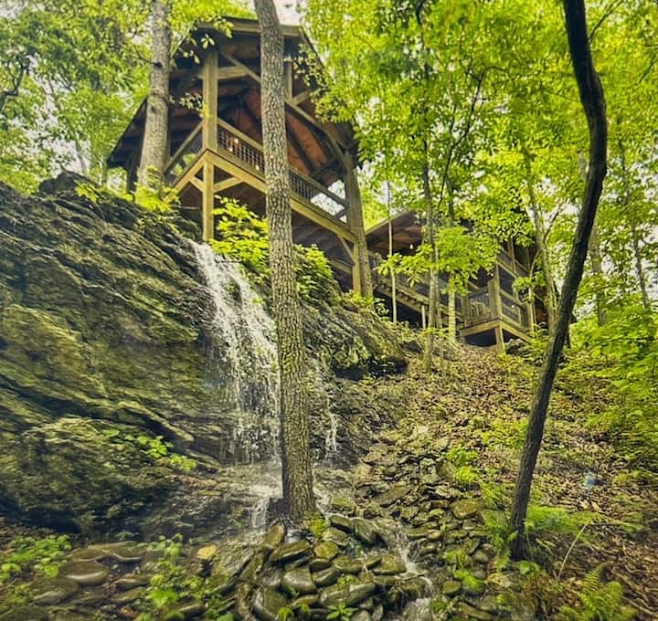 Waterfall & Wine Creekside Wineries Game Room King - United States