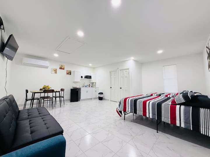 New - Build Modern Studio - Lake Casa Blanca International State Park, Laredo