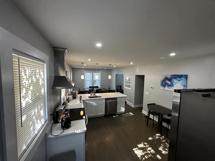 Home With 4-bed, 2-bath In Cranston - Cranston, RI