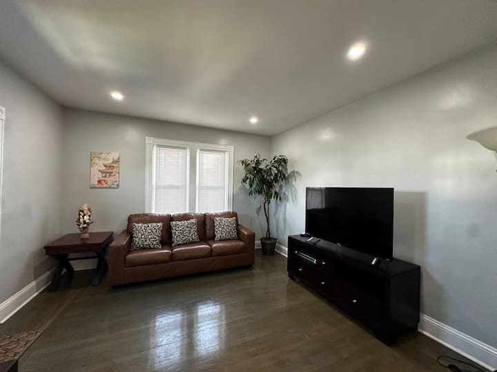 Home With 4-bed, 2-bath In Cranston - Rhode Island
