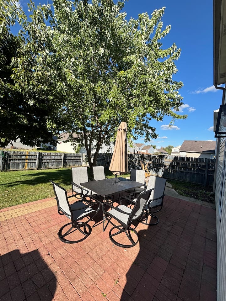 Family Friendly 4br Home, Private Backyard Patio. - Greenwood, IN