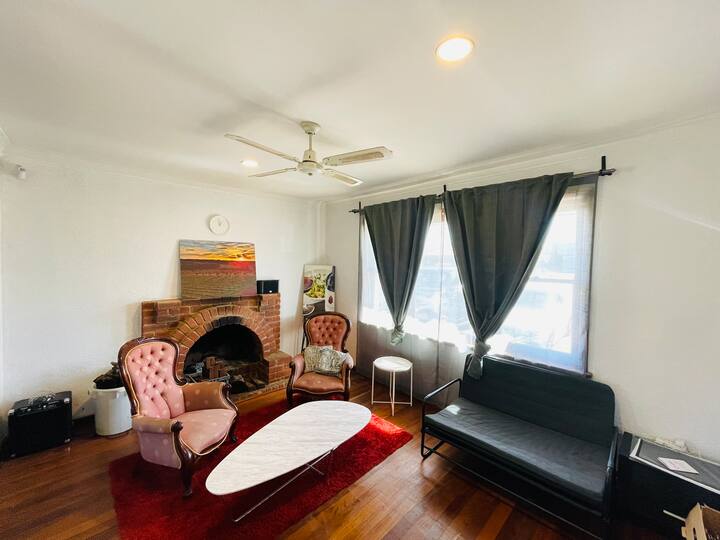 Cosy & Versatile Home With Dual Living Options - Belmont, Australia