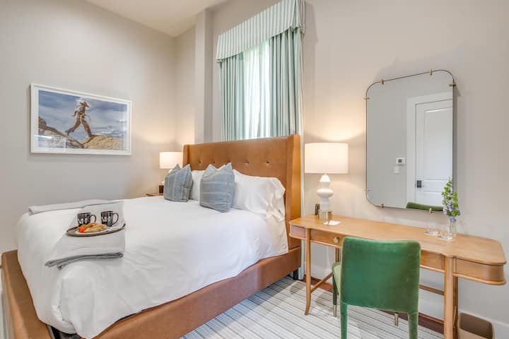 Luxury Private Suite In Granbury Square Hotel - Granbury, TX