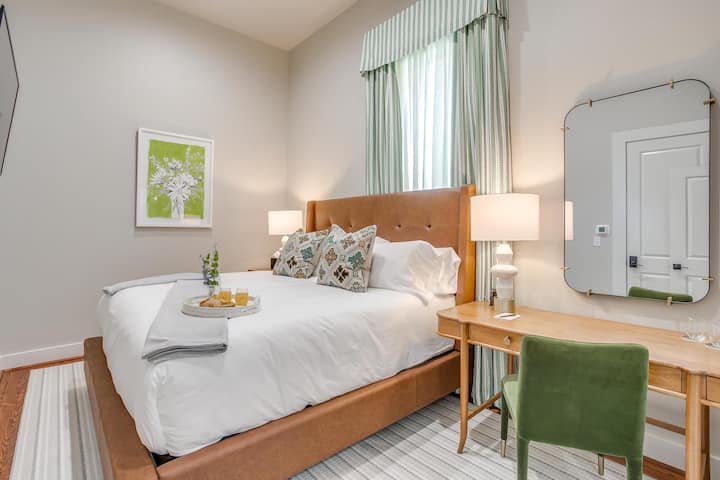 Charming King Suite In Historic Granbury Hotel - Granbury, TX