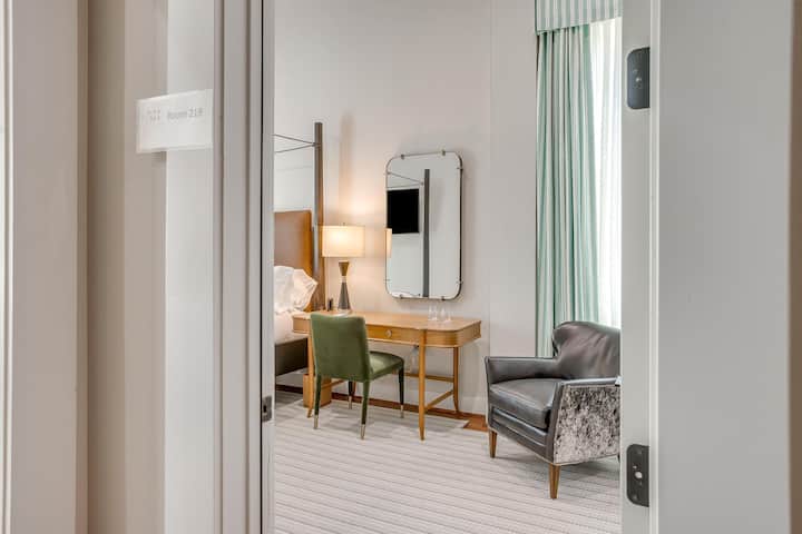 Historic Nutt House Hotel Room 219 - Granbury, TX