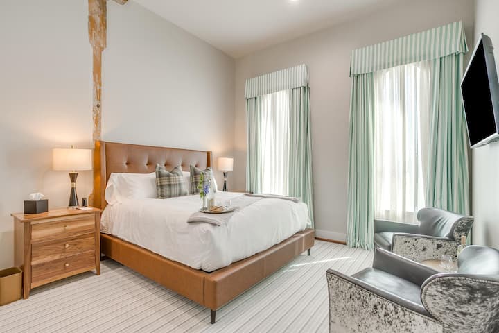 Granbury Hotel Room Overlooking Historic Square - Granbury, TX