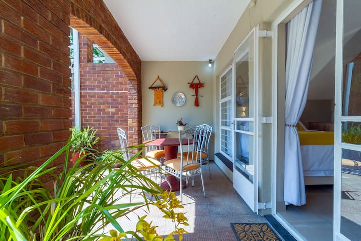 Long-stay Comfort | Retro-chic | Pet Friendly - Johannesburg