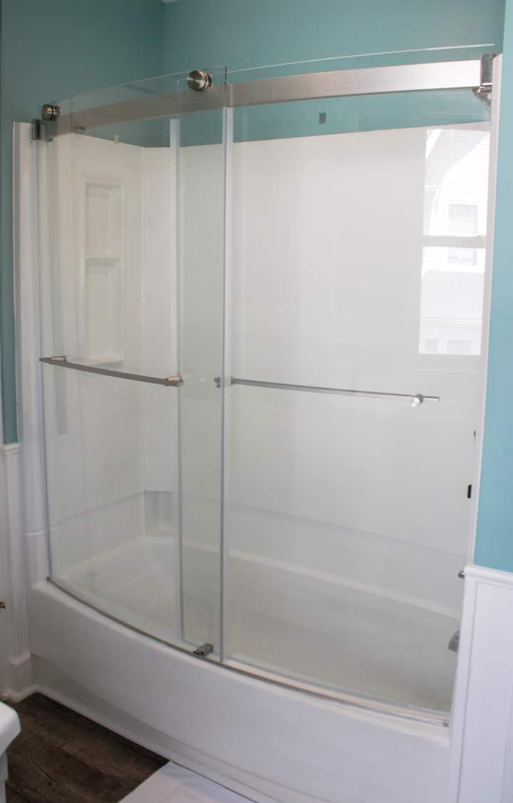 8 Bed Fresh Remodel • 15 Min Drive To Downtown. - Indianapolis, IN