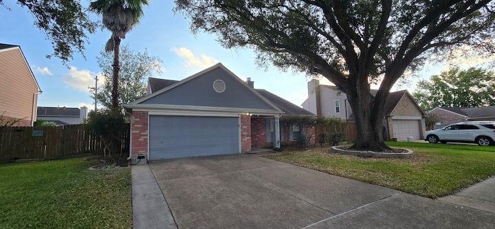 Cozy Pet-friendly 3-bed Home W/ Fenced Backyard - Pearland, TX