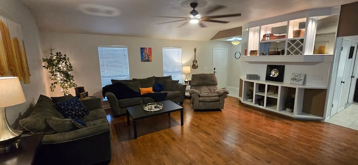 Cozy Groove Sanctuary - Pearland, TX