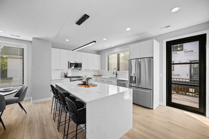 Upscale Ingersoll Ave Stay Near Downtown - Des Moines, IA