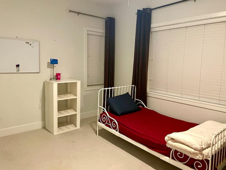 A Room For Resting Your Mind With Shared Bathroom. - Langley