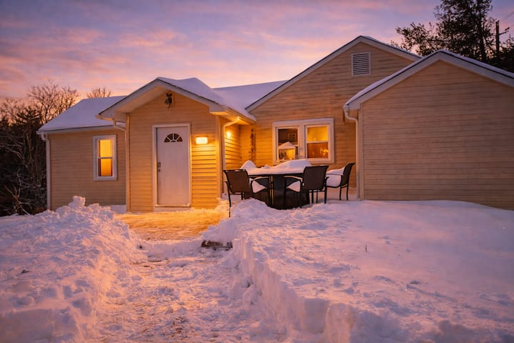 Cozy Catskills One-bedroom Cottage Near Skiing - Rock Hill, NY