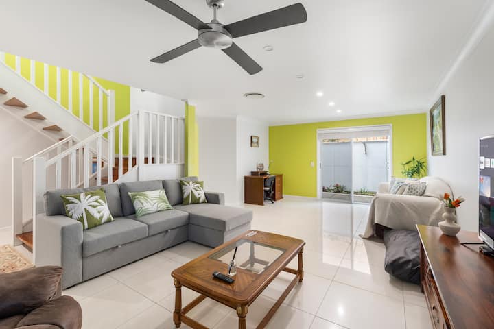 Coastal Haven | Pet-friendly + Walk To Beach - Surfers Paradise
