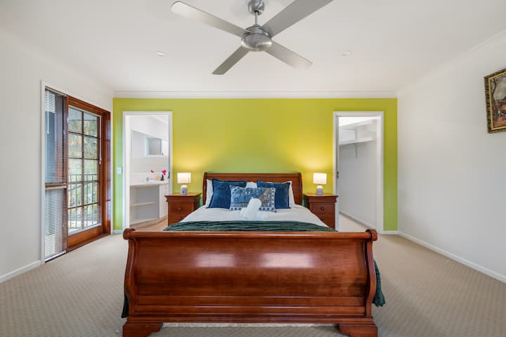 Coastal Haven | Pet-friendly + Walk To Beach - Surfers Paradise