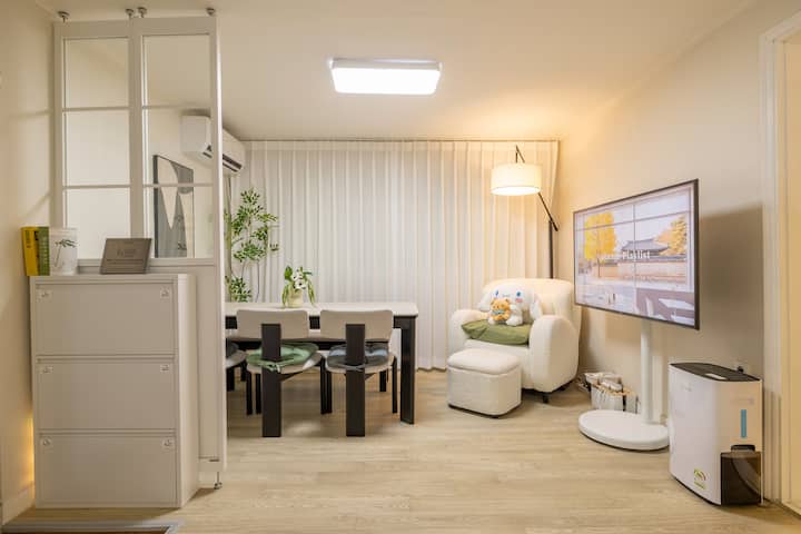 신촌 이대 5분, 홍대 라인, 8인 가족단체 , 호텔급 숙소, 어린이 환영, 무료짐보관 - Seúl