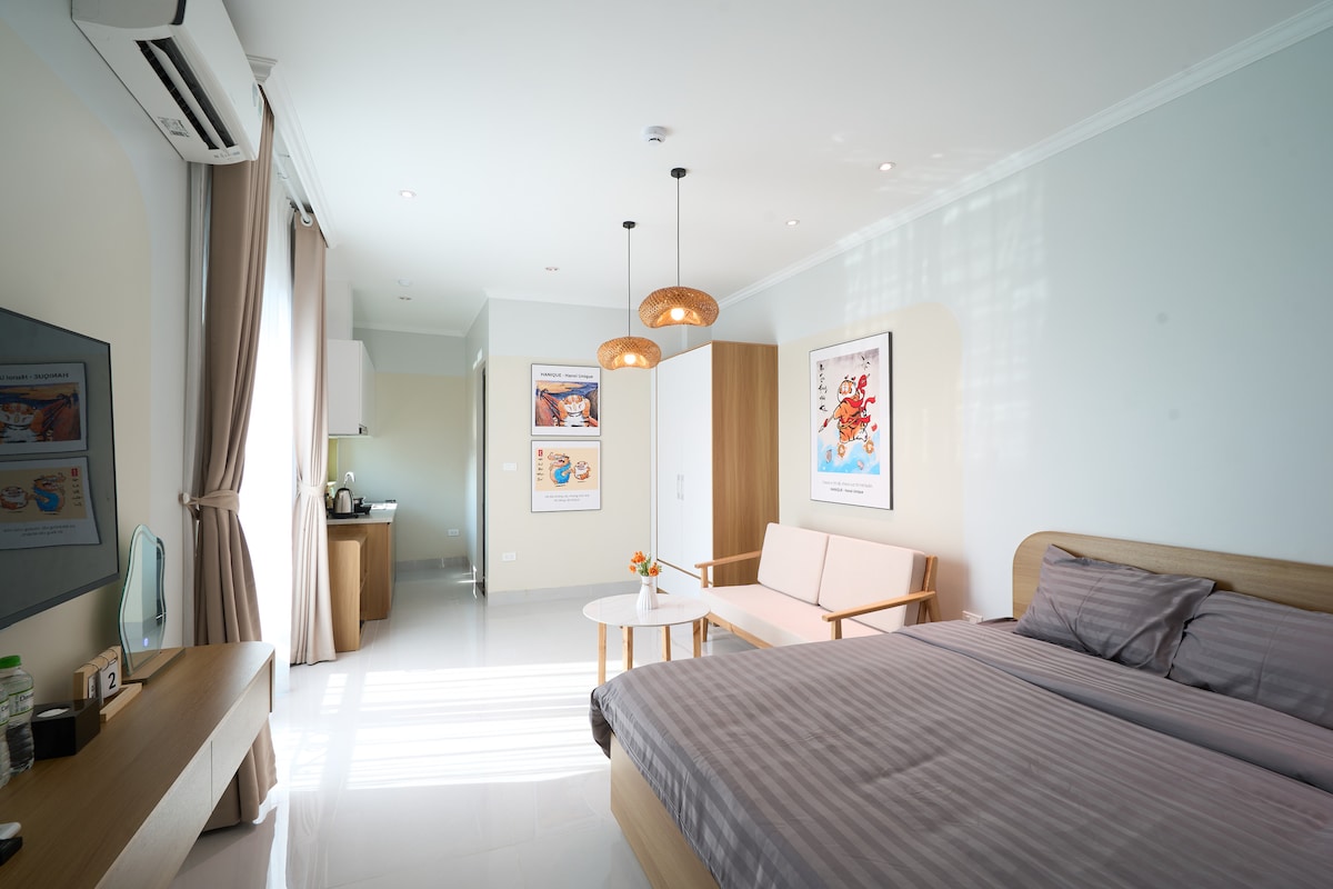 Letto matrimoniale Hanique con balcone vista città - Airbnb