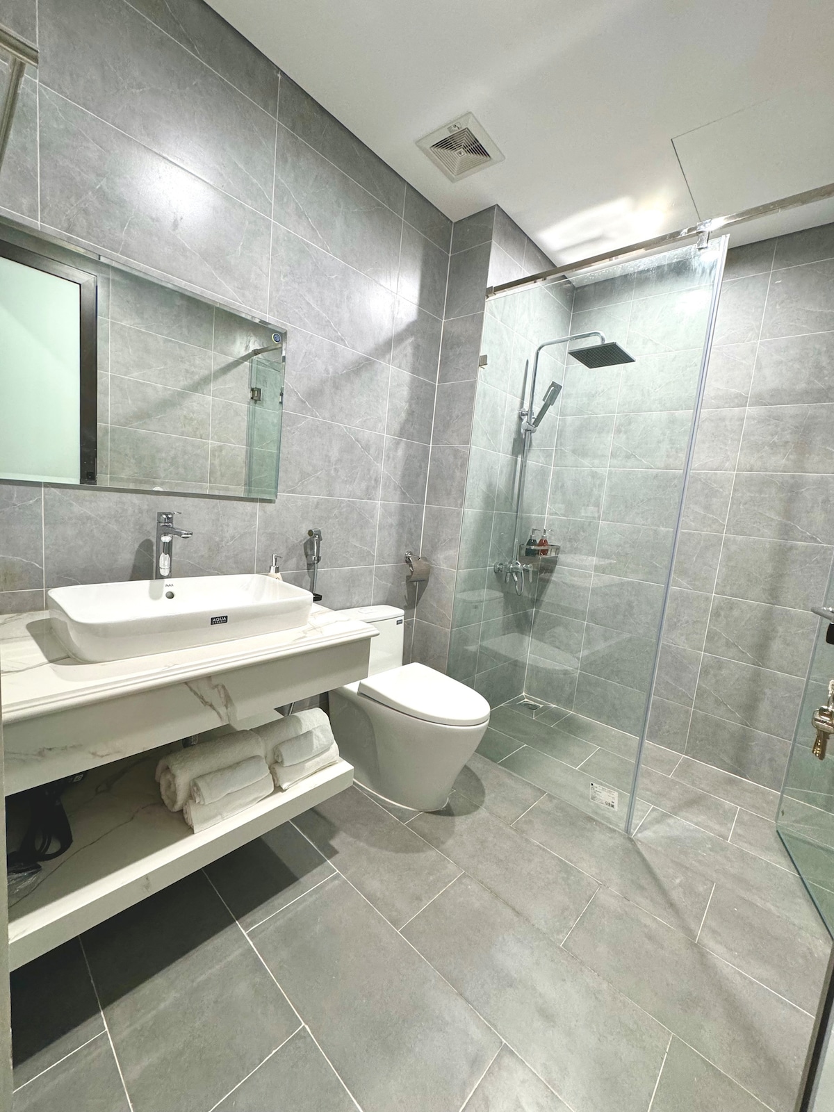 Letto matrimoniale Hanique con balcone vista città - Airbnb