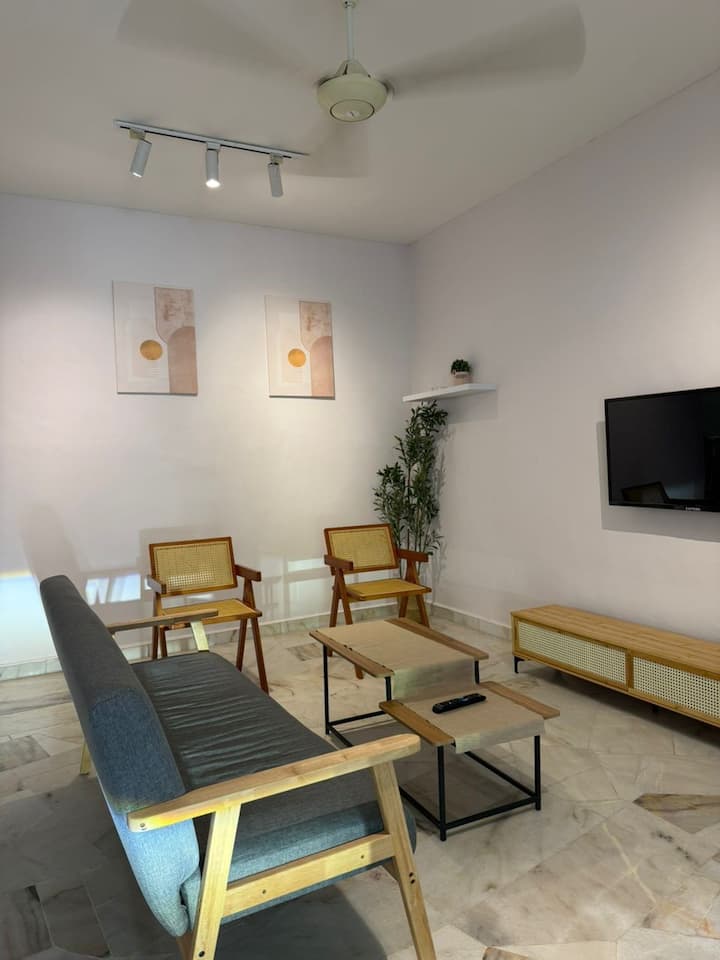 Muji Homestay, 4 Bedrooms House, Few Mins To Town - Teluk Intan