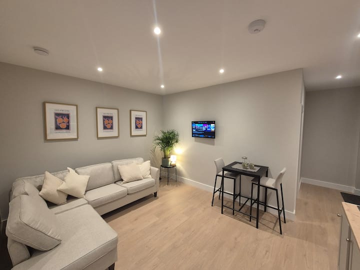 Modern Bright And Spacious 1 Bedroom Apartment. - Ashbourne