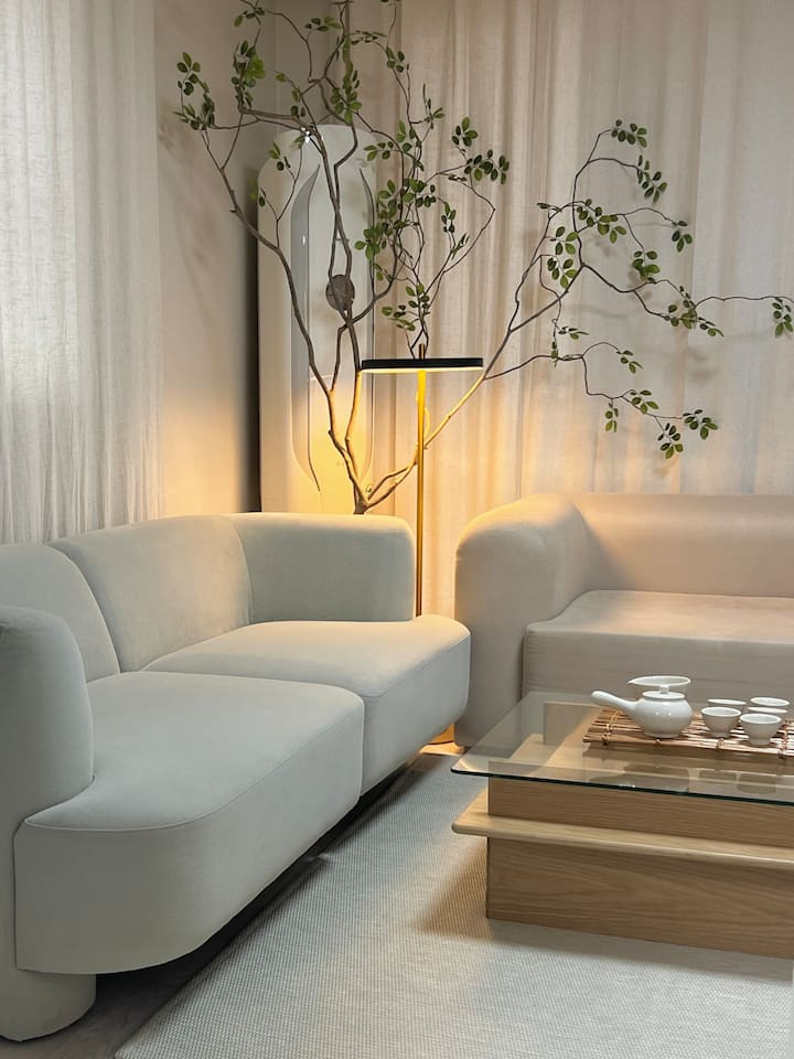 [영등포시장역 3분]넓은 3룸 감성 숙소/ 최대8인/단체/공항버스/여의도·홍대·더현대 인접 - Seoul