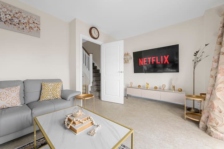 Bright & Roomy 4-bed Home With Garden-tvs In Rooms - Oldham