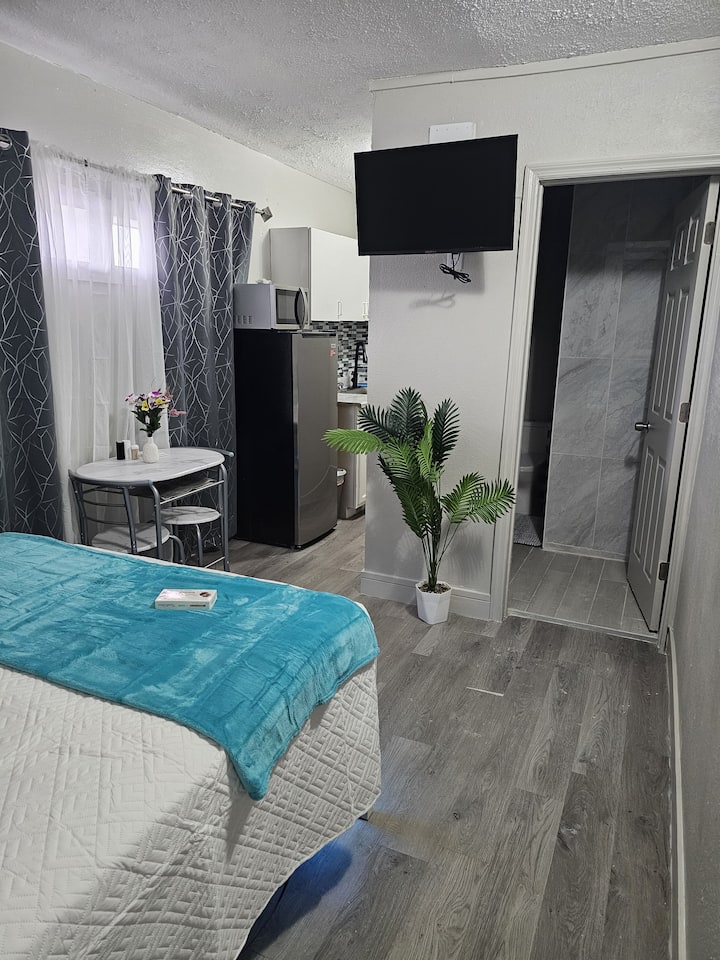 Cozy Coastal Mini Studio W/ Kitchen & Private Bath - Port Charlotte, FL