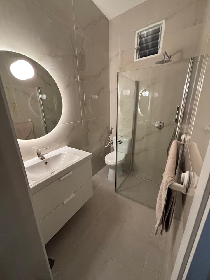 דירה משופצת במרכז העיר בלי ממ״ד אבל עם מקלט בבניין - Israel