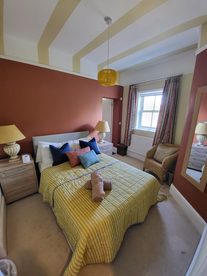 Peaceful Room In The City
Hosted By Derek & Daniel - Malvern