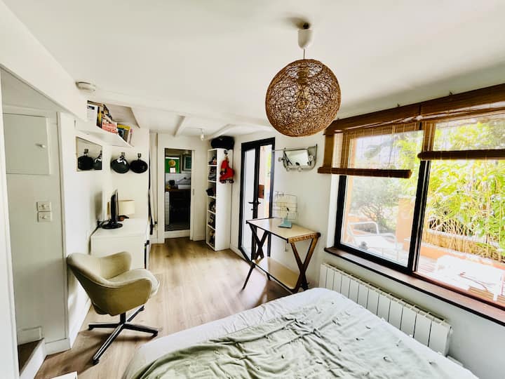 Chambre Indépendante Dans Une Maison Avec Jardin - Nice