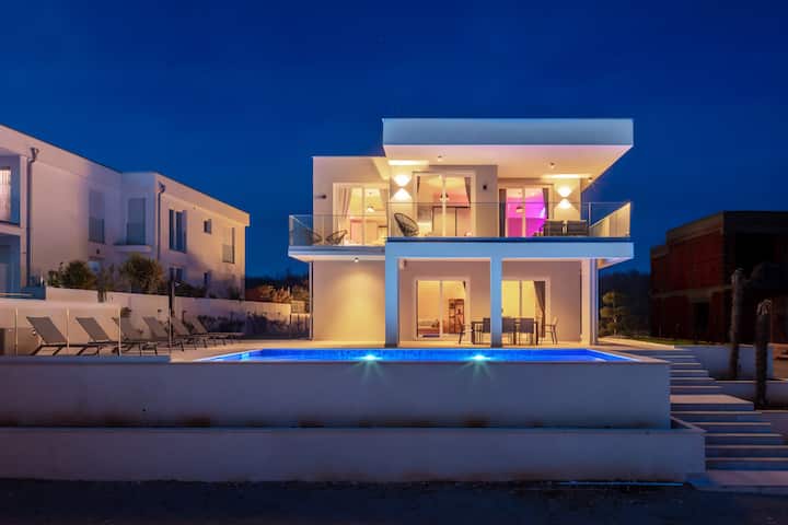 Villa Neoma With Heated Pool & Sea Views - Cres