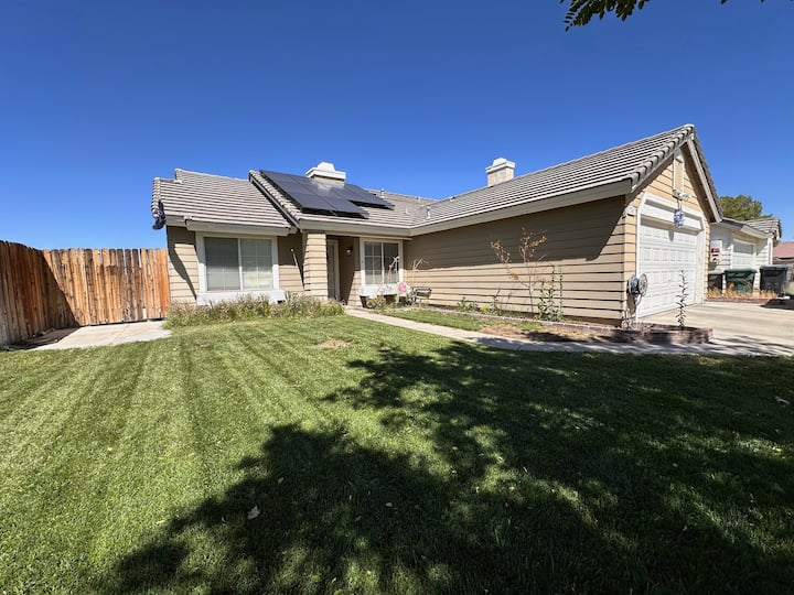 Desert Retreat In Lancaster – Cozy & Spacious Stay - Lancaster, CA