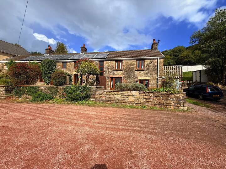 Twin-bed Glas Studio | Cosy Farm Retreat - South Wales