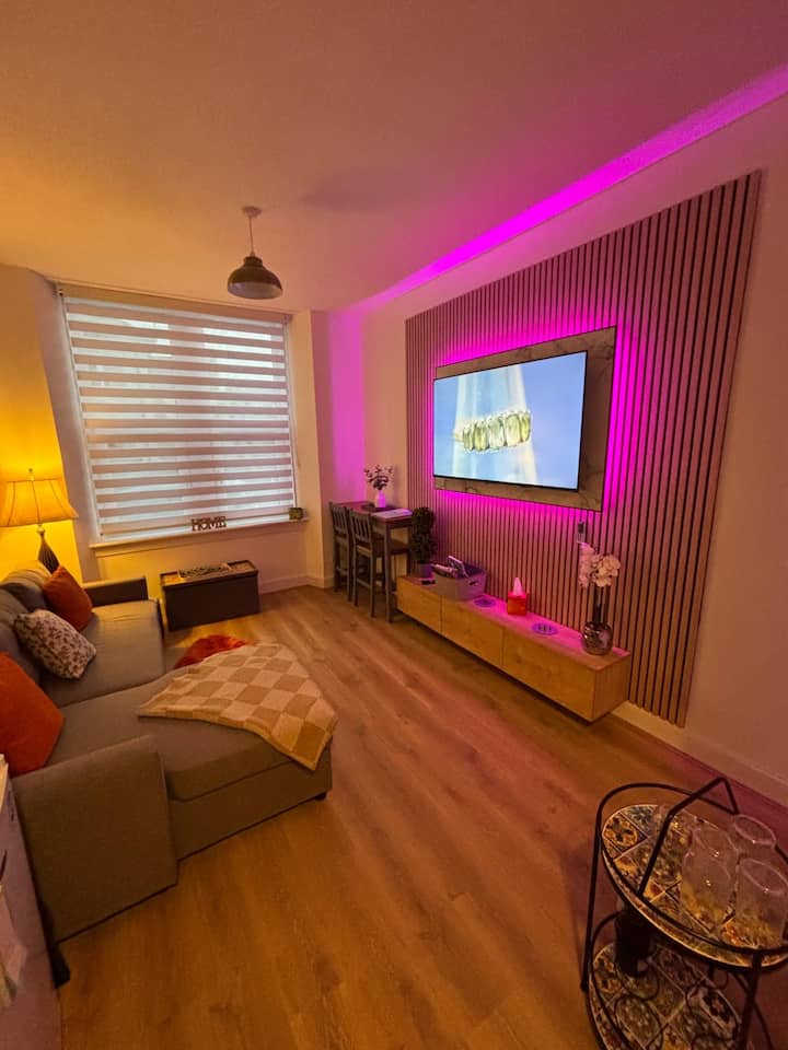 Orange Skyes 1 Bedroom Flat
King Size Bed - Millport