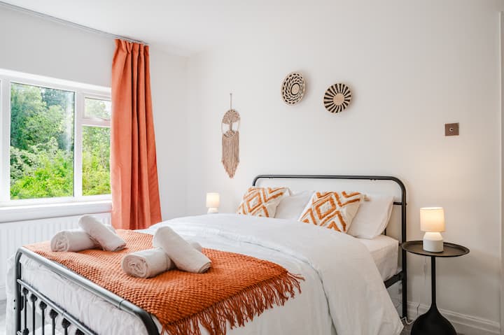 4-bed W/fast Wi-fi & Parking (Long-stay Discounts) - Bury