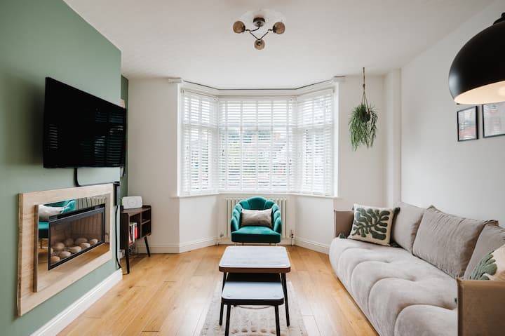 3-bed W/parking Close To M60 And Tram - Bury