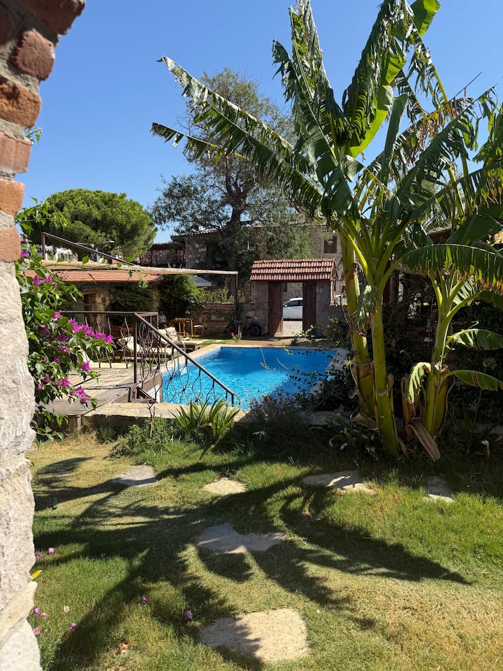 Garden Suite Above The Pool – With Private Patio - Ayvalık