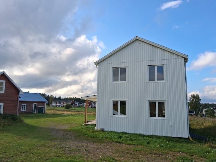 Lantligt Hus Mitt I Byn - Pajala
