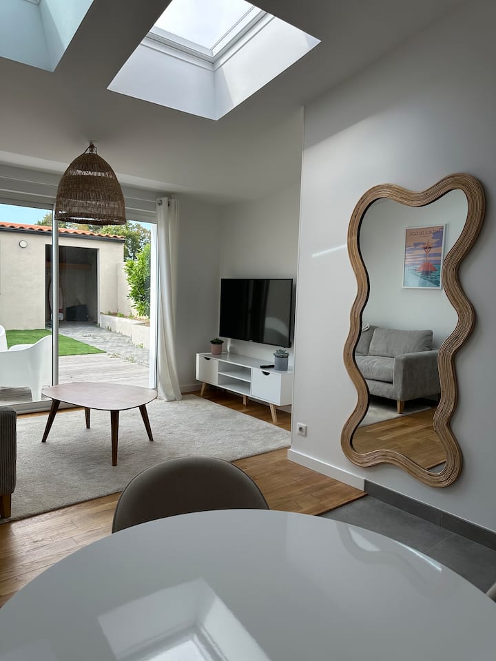 Maisonnette Avec Jardin Au Calme En Hyper Centre - Challans