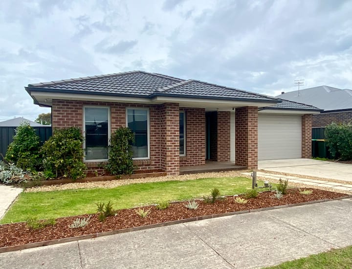 Spacious Family Home - Colac