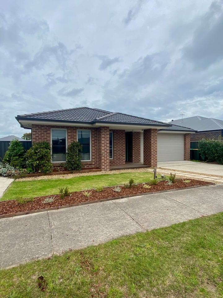 Large Home In Colac – Ideal For Families Or Trades - Colac