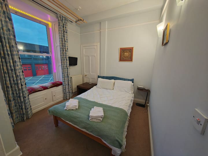 Charming City Flat For Couples & Families -