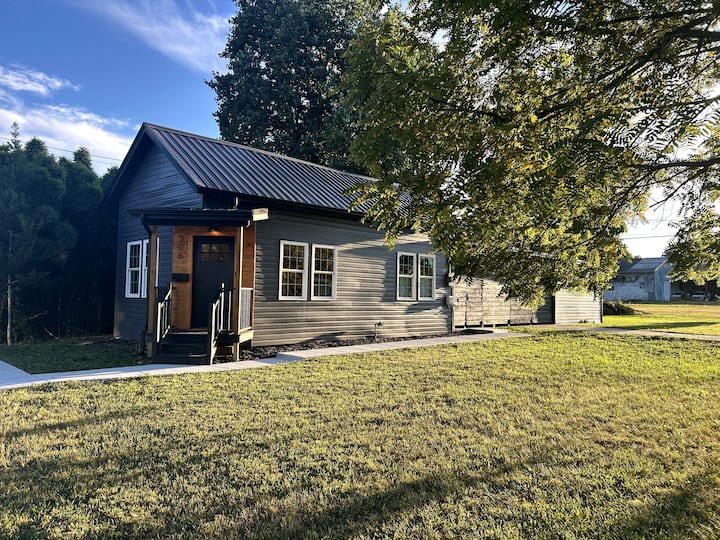 Charming Tiny House In Scottsburg - Austin, IN